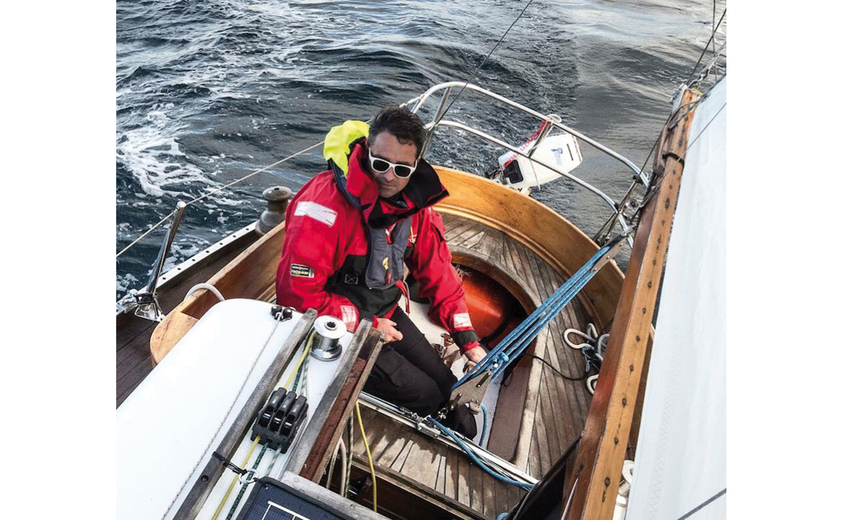 Long-distance transport for a multihull: cargo ship or delivery ...