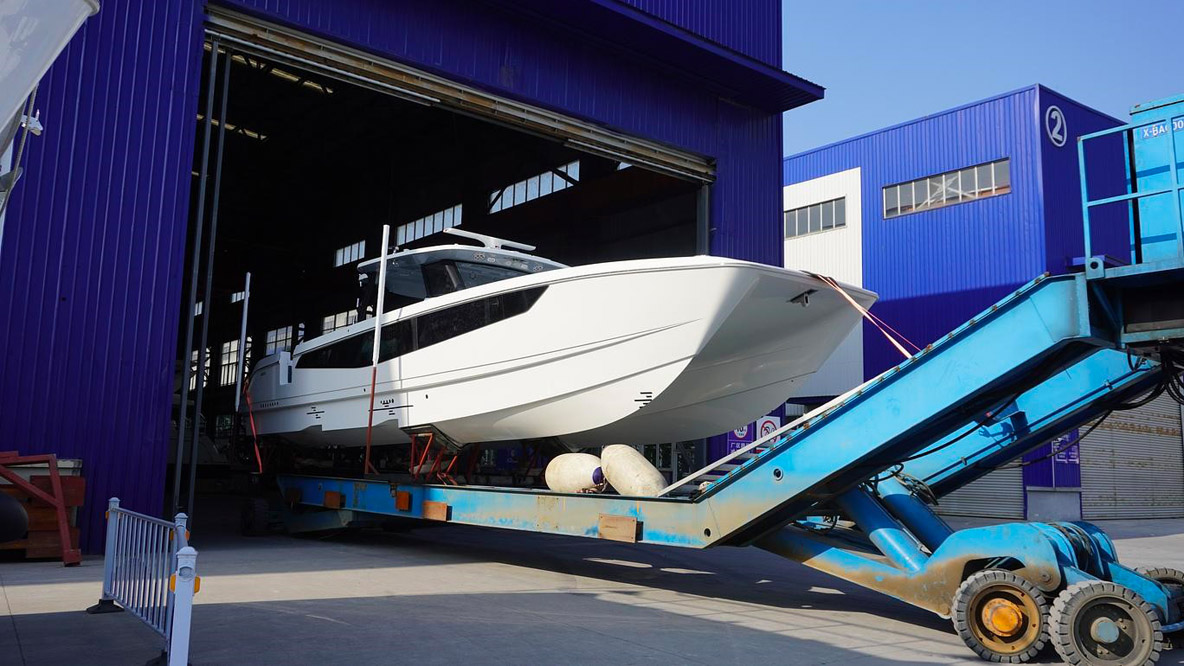 Aquila 47 Molokai - Inspired by Hawaiian pirogues - Multipower ...