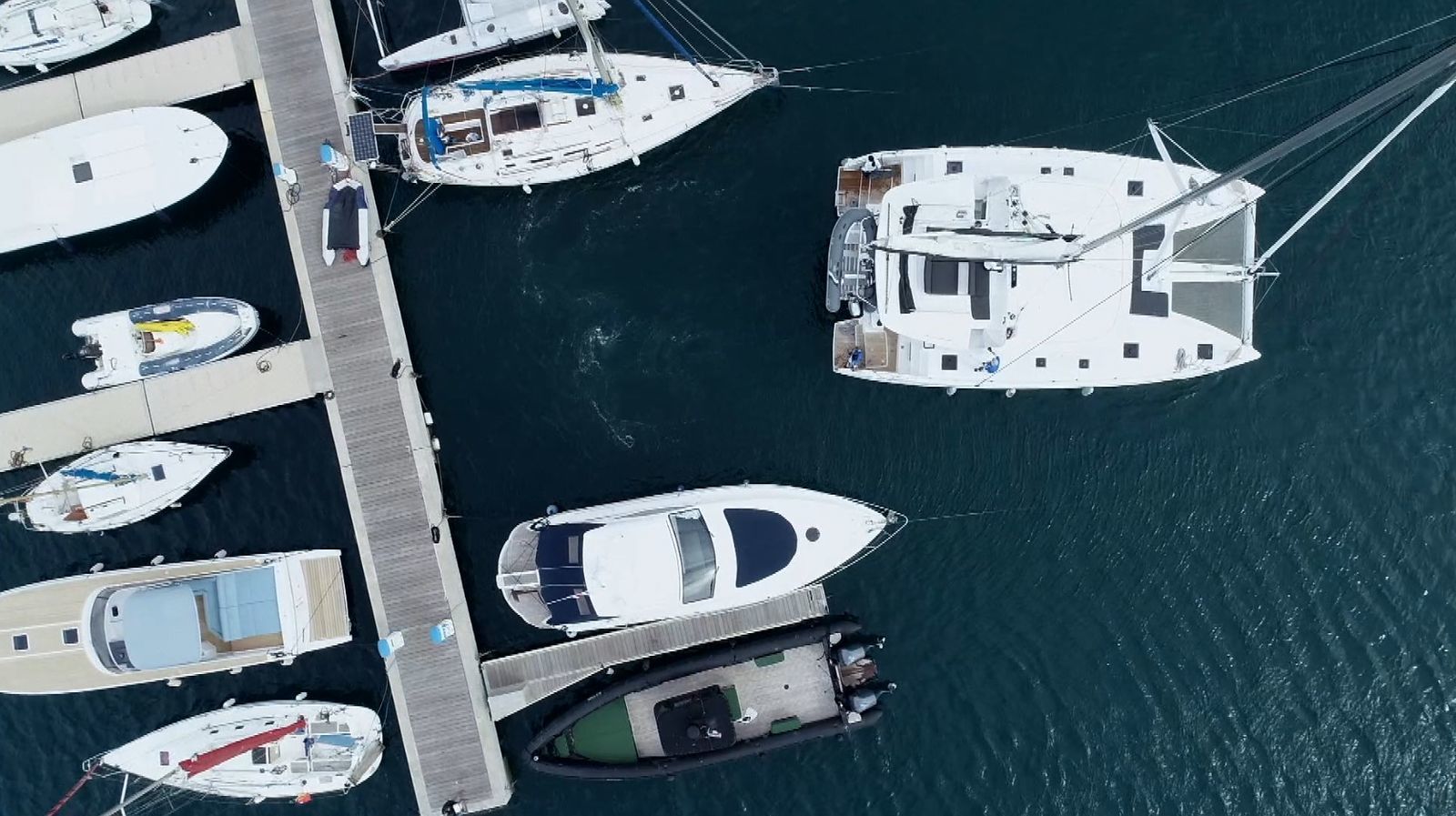 How-To / Tutorials - Maneuvering in port - Technical - Multihulls World ...